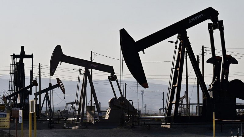 Oil prices drop as Iran tensions ease, markets falter | News.az
