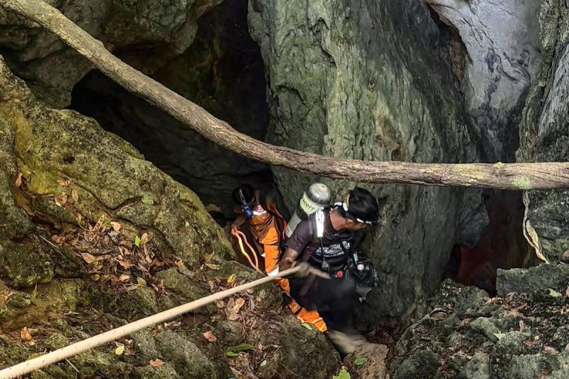All 7 trapped in Laos cave found alive | News.az
