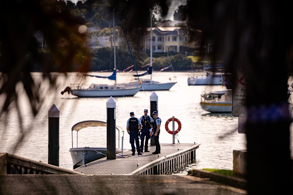 Man dead, girl missing after boat adrift in Sydney river | News.az